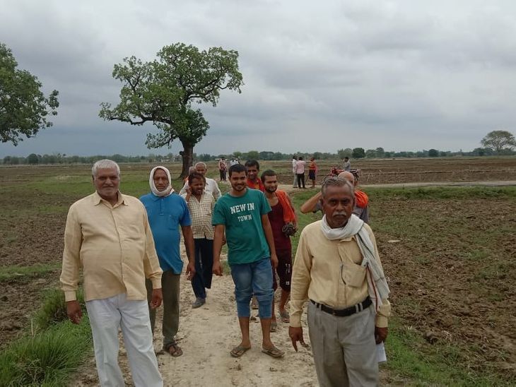 Illegal occupation of Chak Marg in Korav | कोराव में चक मार्ग पर अवैध ...