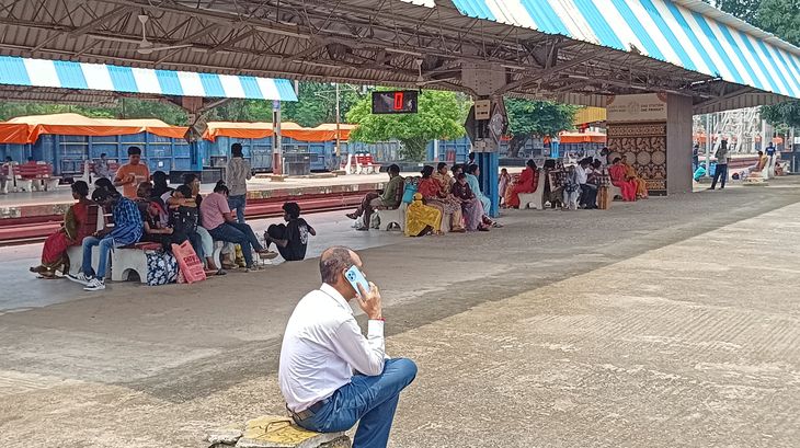 Down Kurla Express stood at Chakulia station for 45 minutes to give way ...
