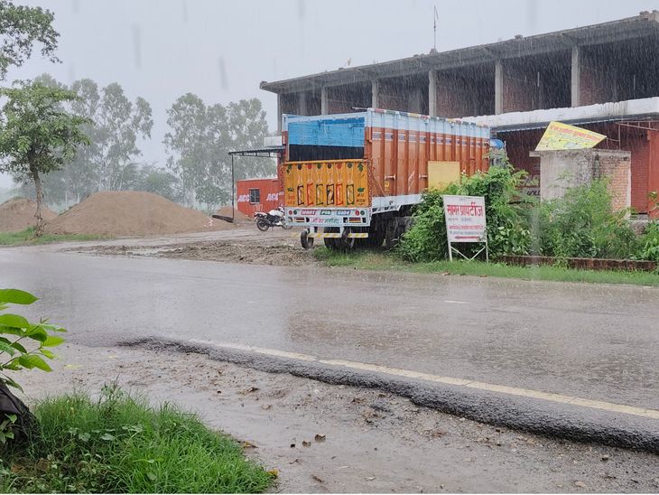 Weather became pleasant due to rain in Amethi | अमेठी में बारिश से मौसम ...