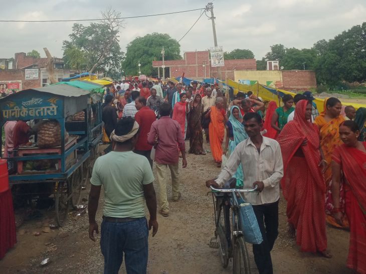 A group of devotees reached Tapeshwar Nath Dham from Mau | मऊ से ...