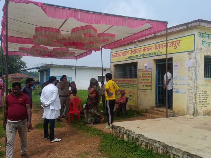 Voting continues at 7 centers of Ward 8 in Naigarhi