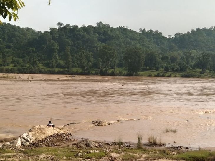 A person drowned in the Kanhar river in Duddhi | दुद्धी में कनहर नदी ...