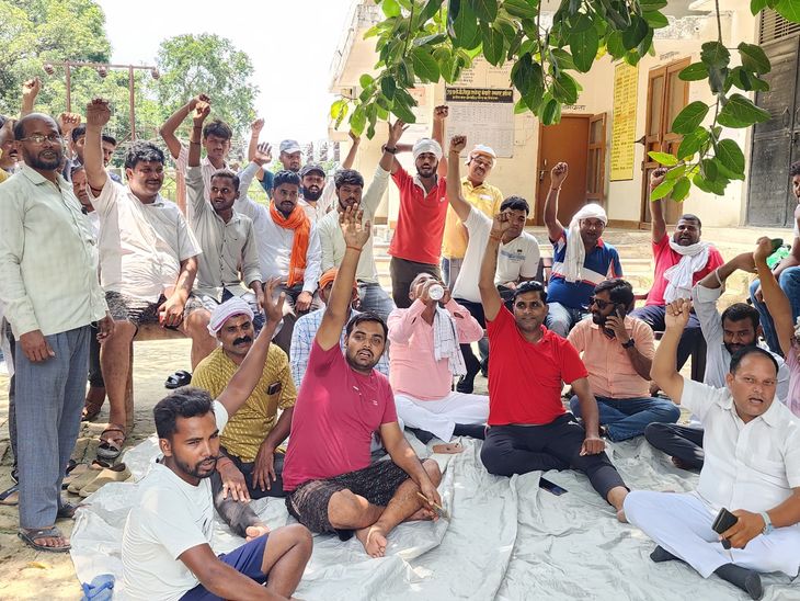 Villagers angry over power cuts protest | बिजली कटौती से नाराज ...