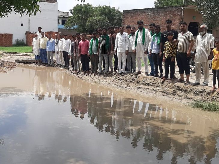 One kilometer road became a swamp in Sahaswan | सहसवान में एक किमी सड़क ...