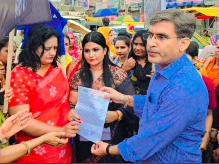 Effigy of SP leader ST Hasan burnt | सपा नेता S.T Hasan का फूंका पुतला ...