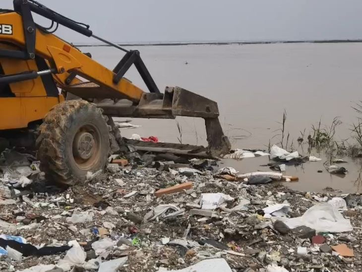 Garbage dumped up to 200 meters at Bankipur Ghat | बांकीपुर घाट पर 200 ...