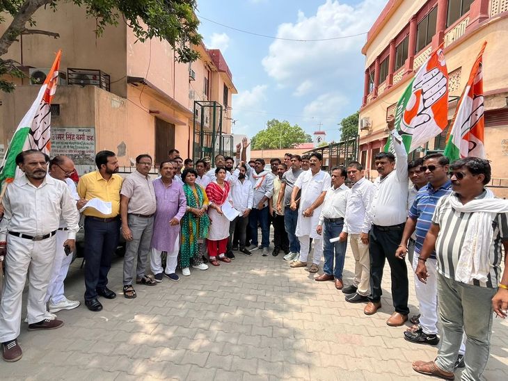 Congress party protests at district headquarters in Agra