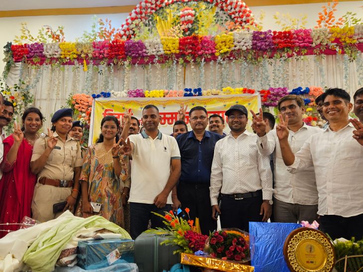 Emotional farewell to Sikarhana's DSP Ashok Kumar | सिकरहना के DSP अशोक कुमार को भावभीनी विदाई ...