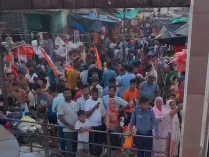 One lakh devotees filled Ganga water in Anupshahr | गंगा घाट पर एक लाख ...