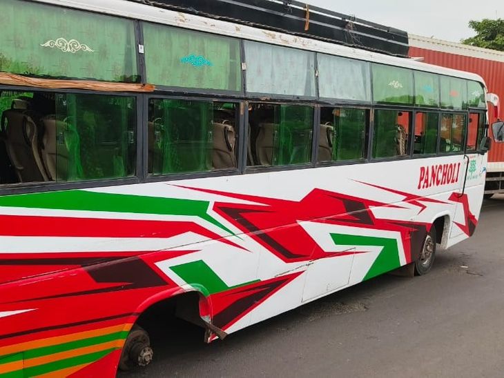 The tire of the bus going from Ratlam to Javra was out