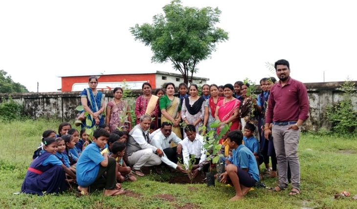 A tree was planted in the name of mother in village Chitod | ग्राम ...