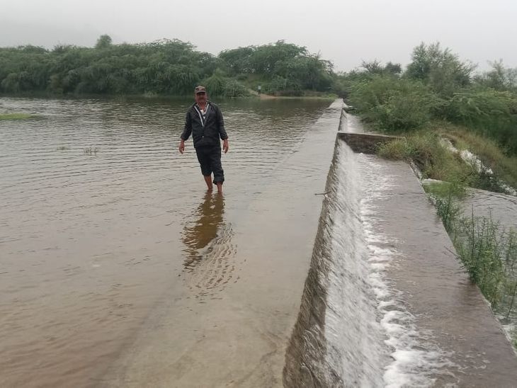 Mithri dam of Sewadi overflowed | सेवाड़ी का मिठड़ी बांध हुआ ओवरफ्लो ...