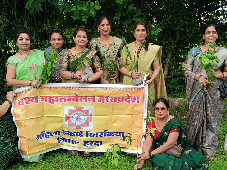 Women arrived in dress code at Hariyali Mahotsav in Khirkiya | खिरकिया ...