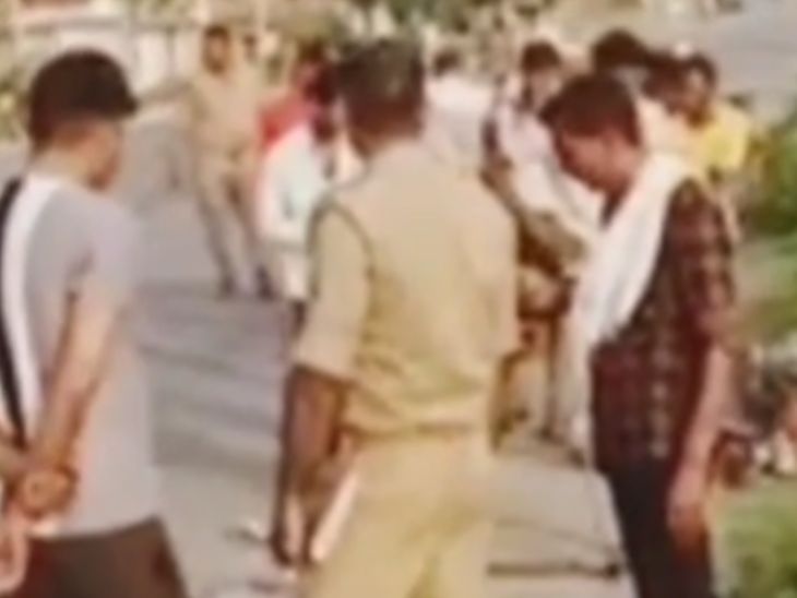 An unknown vehicle crushed a bike rider in Bahraich | बहराइच में अज्ञात ...