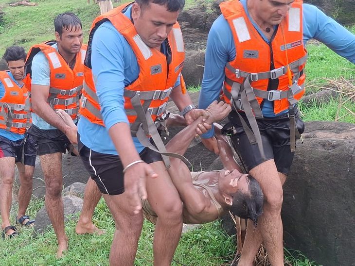 A young man was swept away in a drain while going to work, his body was recovered | मजदूरी पर ...