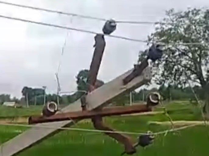 11 thousand volt line pole fell due to strong storm | तेज आंधी से गिरा ...