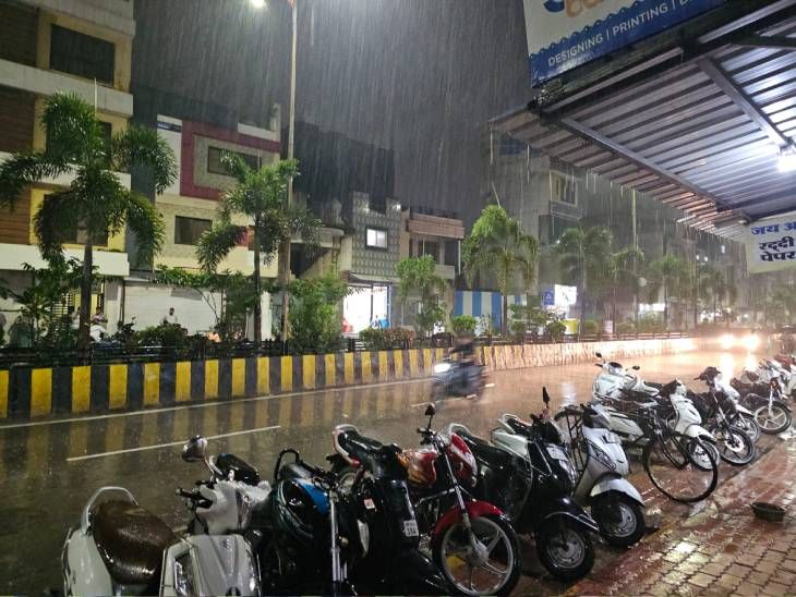 Weather in Indore with possibility of heavy rain every day | इंदौर में बदला मौसम, रात को कई ...