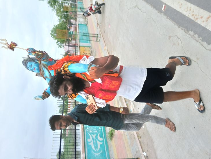 Rajendra of Shivganj reached Pali carrying Kaavad and Shiv on his ...