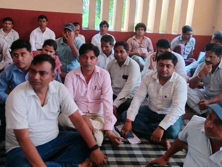 Lekhpals sit on strike against Meerut SDM | मेरठ में SDM के खिलाफ धरने ...