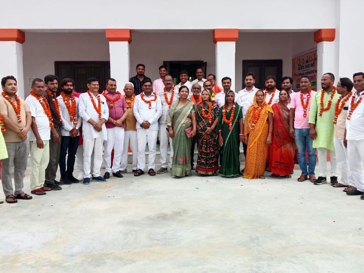 19 officers of the new executive committee of BJP honored in Bikapur ...