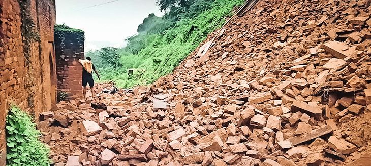 The thirty feet high wall of Shergarh fort collapsed due to heavy rain ...