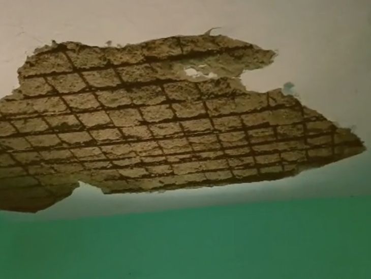 Plaster of the roof of primary school fell in Hapur