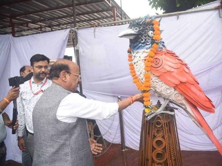 Minister in charge Jaiswal unveiled the Dudhraj statue in Mandla ...
