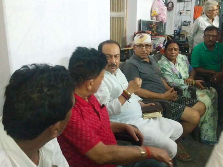 Nawada: MP meets shopkeeper injured in shooting incident | नवादा: गोली ...