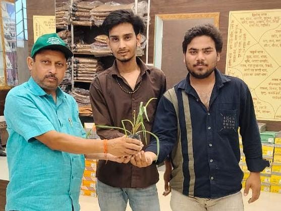 Green Guru is planting trees in Mirzapur | मिर्जापुर में पौधरोपण कर रहे ...