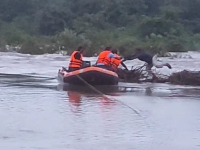 A person trapped in the flood in Sunar river | सुनार नदी में उफान से ...