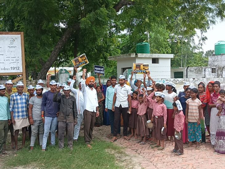 Protest against closure of 27,000 government schools in UP | सरकारी ...