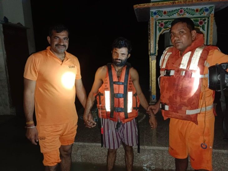 Priest trapped in temple due to Sahodra river overflowing | सहोदरा उफान पर, मंदिर में 3 घंटे ...