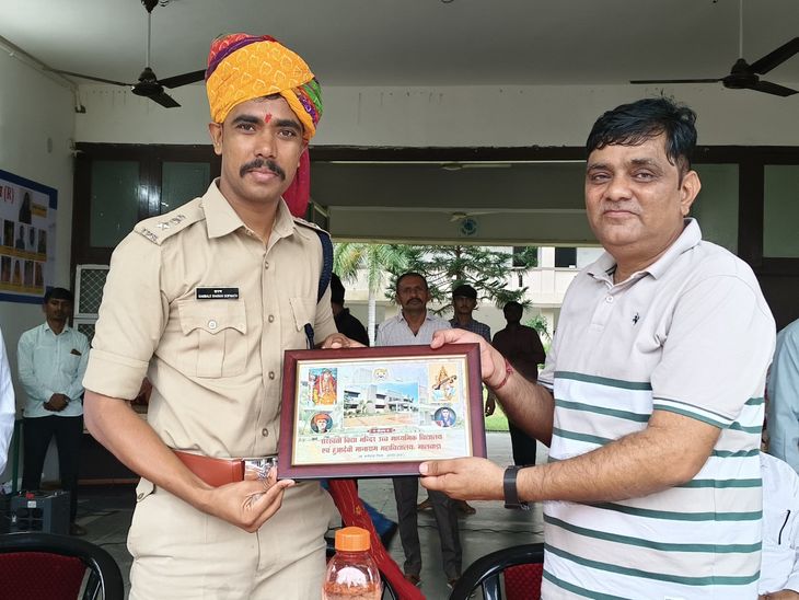 IPS Sharan Kamble planted trees in Raniwada | रानीवाड़ा में आईपीएस शरण ...