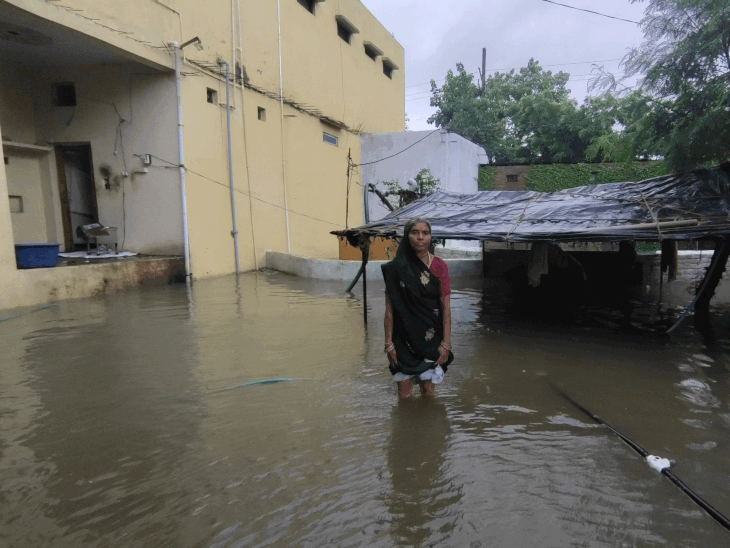 Due to heavy rains, the roads of Khilchipur turned into rivers ...