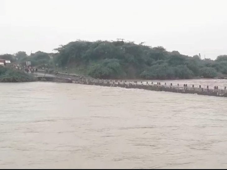 The water level of the Meja river reached the level of the bridge | मेज ...