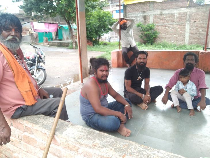 Snake's game stopped, begging is a compulsion due to lack of employment ...