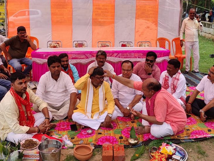 Development work of Duddhi playground started | दुद्धी खेल मैदान के ...