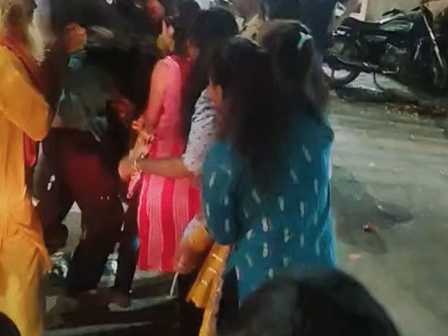 Girls quarreled during the palanquin procession