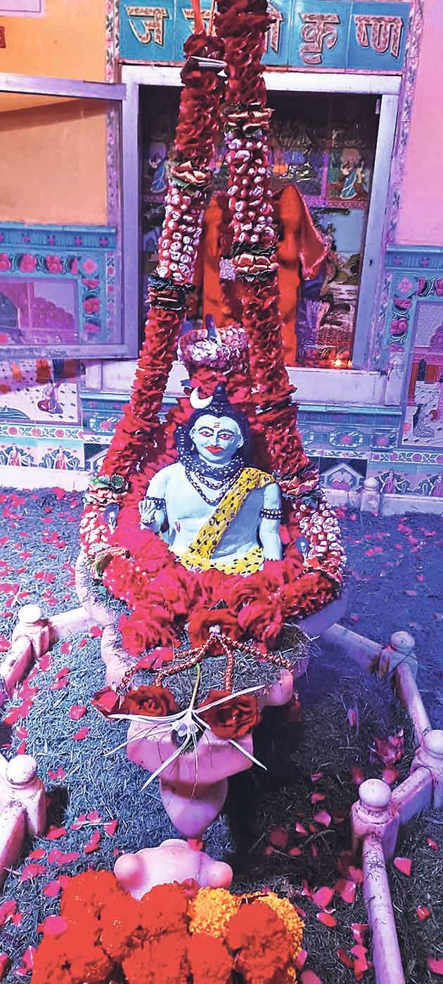 Prabhat Ferry family performed collective milk Abhishek in Diggi Mahadev temple | प्रभात फेरी ...