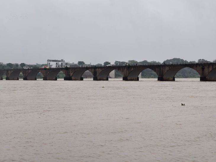 First 14 and then 3 more gates of Omkareshwar dam had to be opened