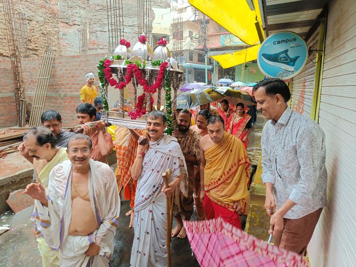 Lord Neminath was taken on a tour by taking out the Varghoda in the ...