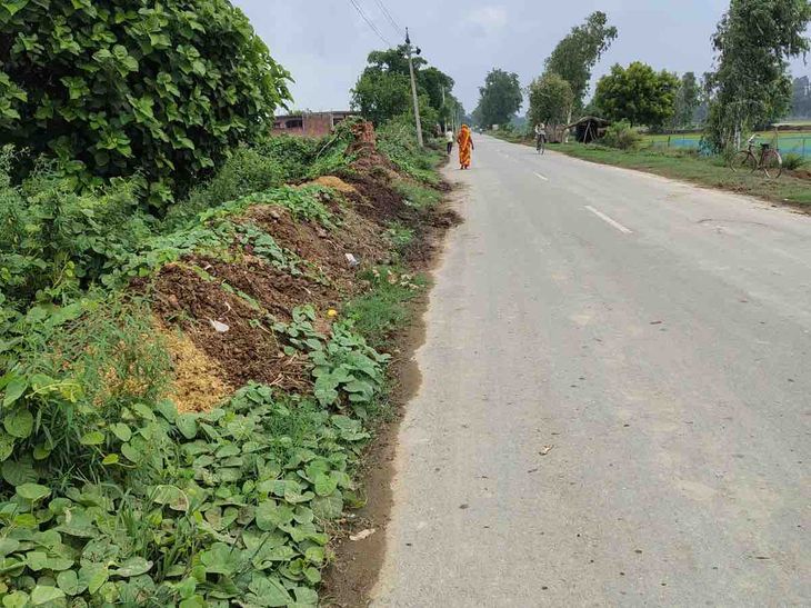 A pile of cow dung on the road in Meen Nagar | मीननगर में सड़क पर गोबर ...