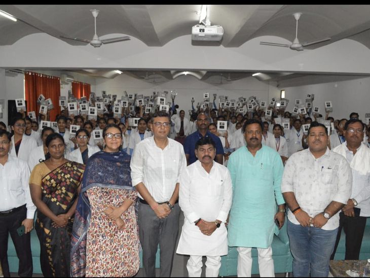 Minister of State Sanjeev Gaur distributed tablets to nursing students