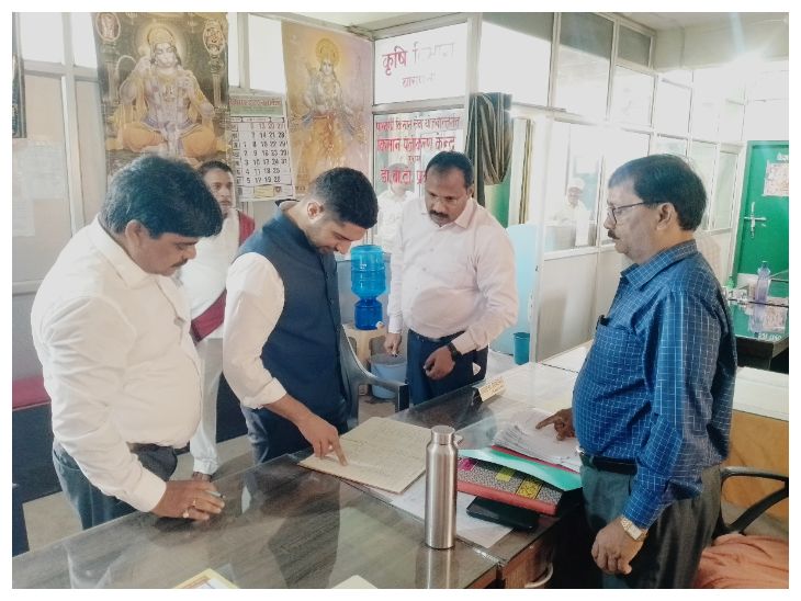 Varanasi CDO takes big action, stops salary of 21 employees | CDO के ...