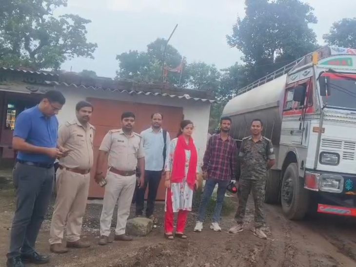 Water adulteration in milk tanker exposed | दूध टैंकर में पानी मिलाने ...