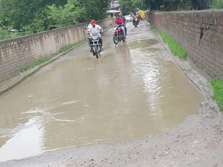 The bridge of Sharda Sahayak Canal in Baldirai became a pond