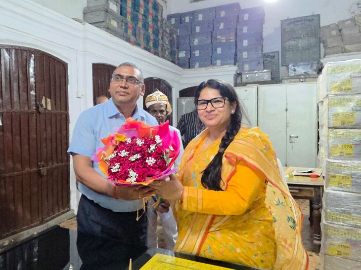 Gonda's new DM Priyanka Niranjan took charge | गोंडा की नवागत डीएम प्रियंका निरंजन ने ग्रहण किया ...