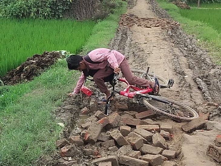 Video of villagers digging up road in Hata | हाटा में ग्रामीणों द्वारा ...