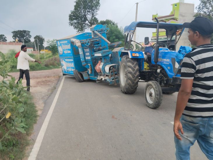 The wheel of the paddy machine came out on Nawabganj-Nanpara road ...