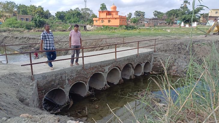 The head built a bridge at his own expense, the picture of the ...